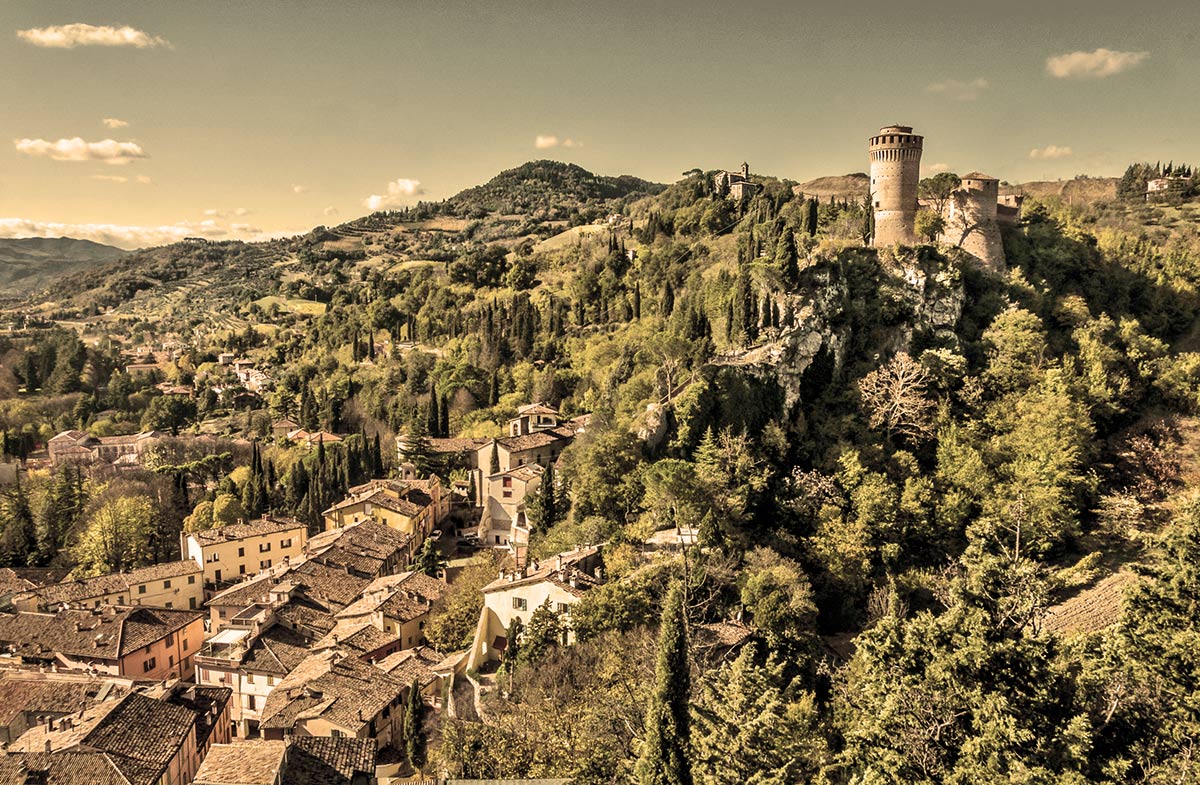 Il borgo e la rocca medioevale di Brisighella in romagna Il borgo e la rocca medioevale di Brisighella in romagna