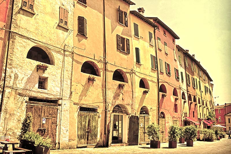 Il borgo e la rocca medioevale di Brisighella in romagna Il borgo e la rocca medioevale di Brisighella in romagna
