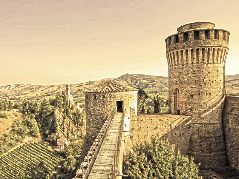 Il borgo e la rocca medioevale di Brisighella in romagna Il borgo e la rocca medioevale di Brisighella in romagna